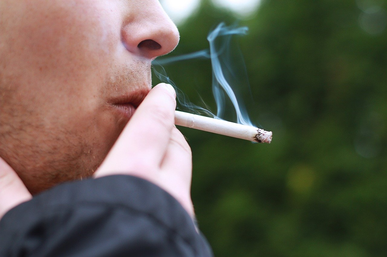 Smoking makes us age faster and reduces life expectancy